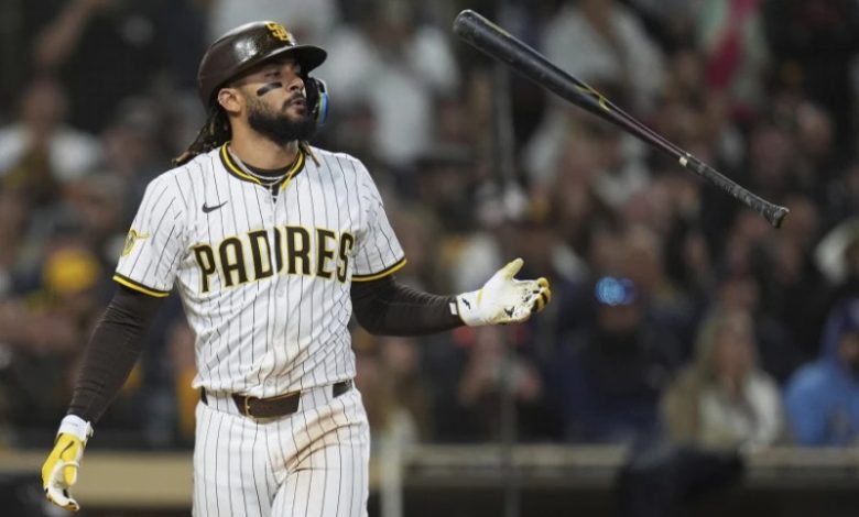 El jardinero de los Padres de San Diego Fernando Tatis Jr. sufre contusión en el brazo tras ser ...